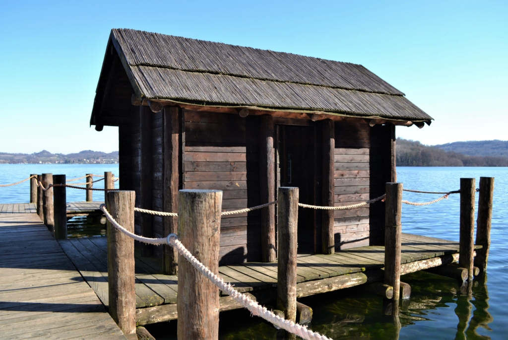 Le palafitte sul Lago di Viverone, una passeggiata rigenerante nella natura